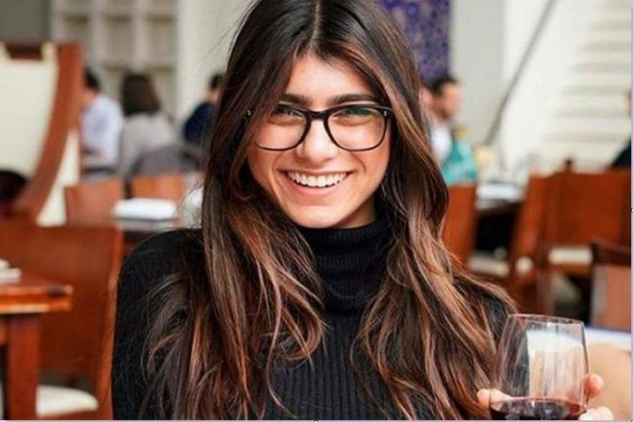 Mia Khalifa Cute Photo In Specs